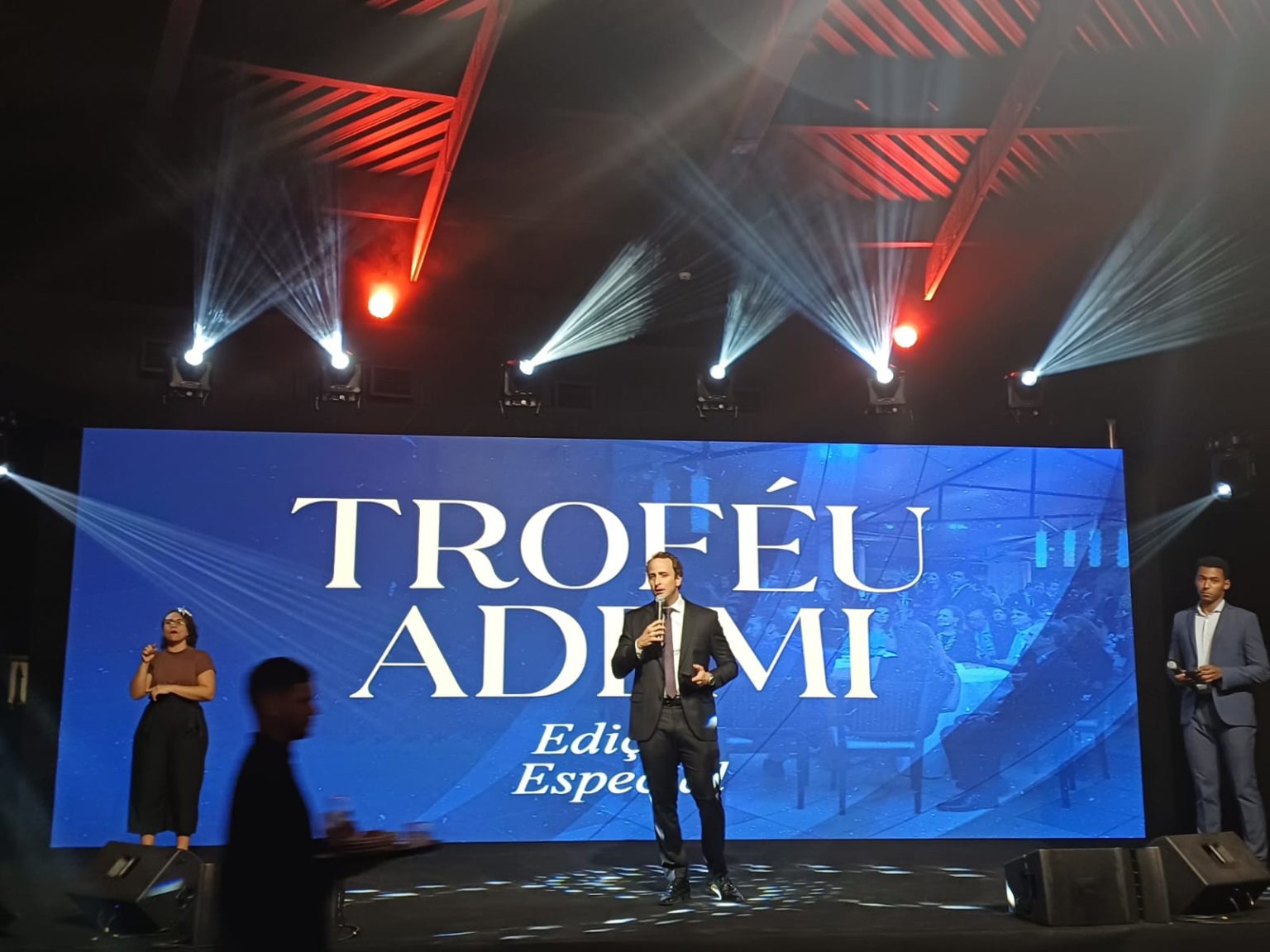 CREA-PE marca presença na noite de entrega do Troféu Ademi – Crea-PE